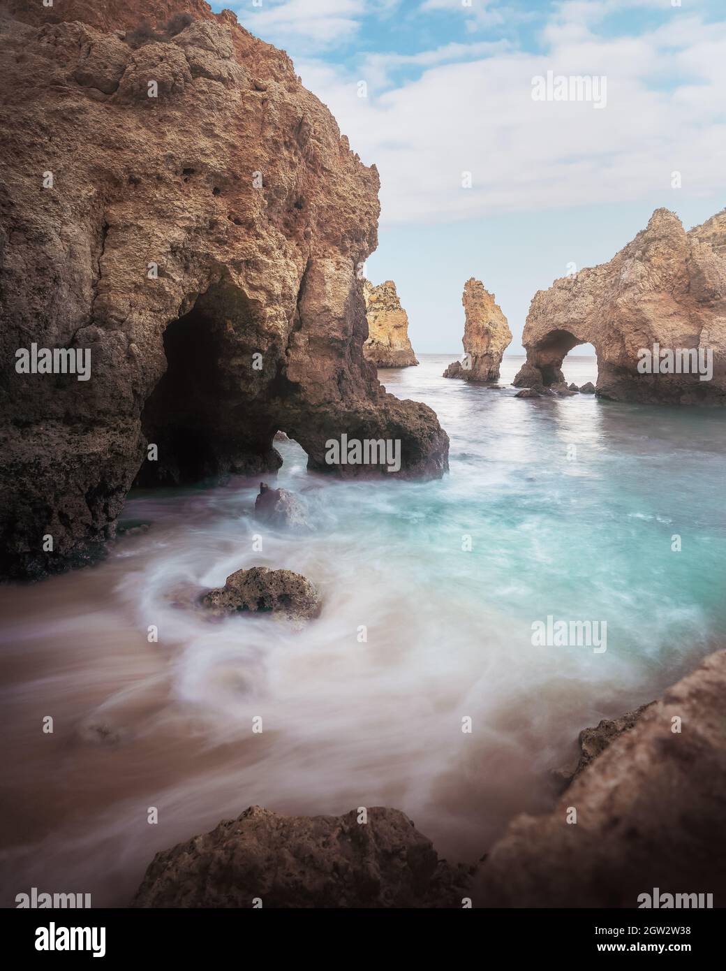 Rock formations by the sea hi-res stock photography and images - Alamy