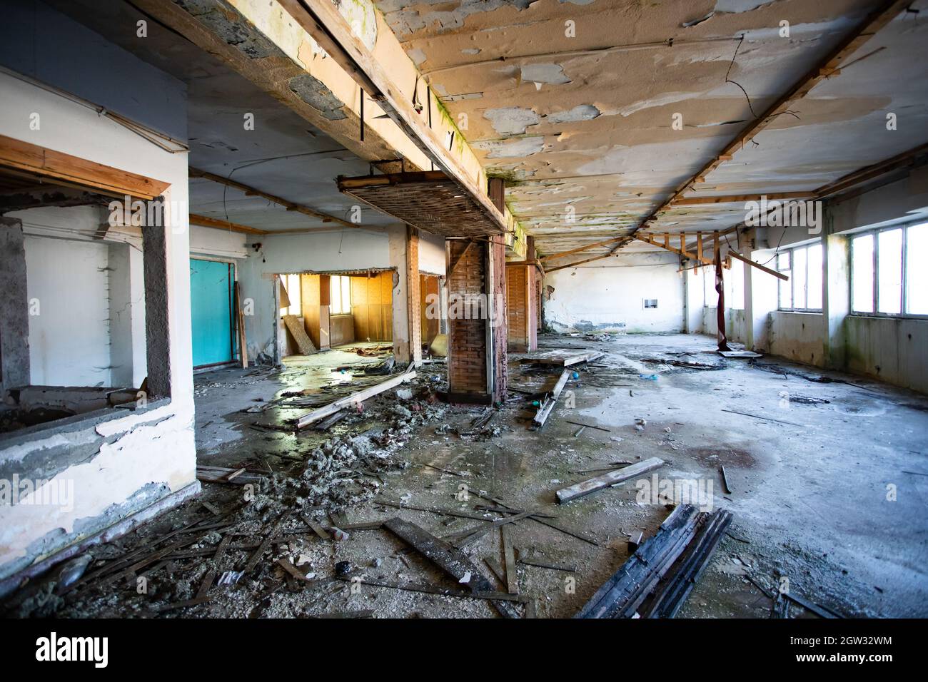 Beam broken hall hi-res stock photography and images - Alamy