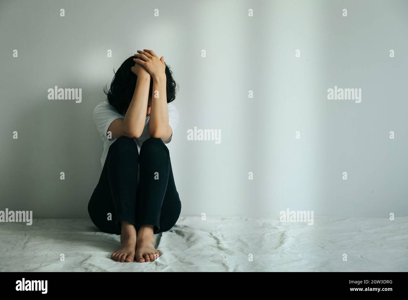 Sad woman hug her knee and cry hi-res stock photography and images - Alamy