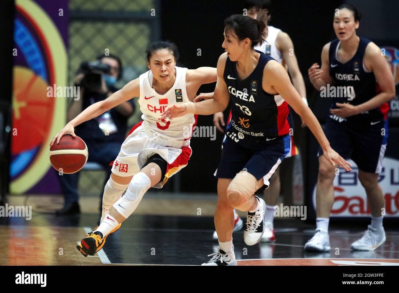 Amman, Jordan. 2nd Oct, 2021. Wang Siyu (L) of China breaks through ...