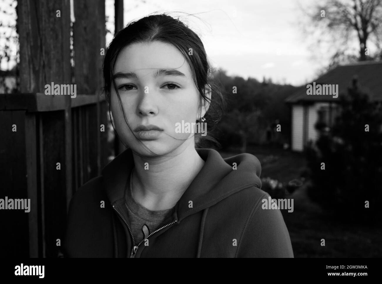 Lonely girl 15 hi-res stock photography and images - Alamy