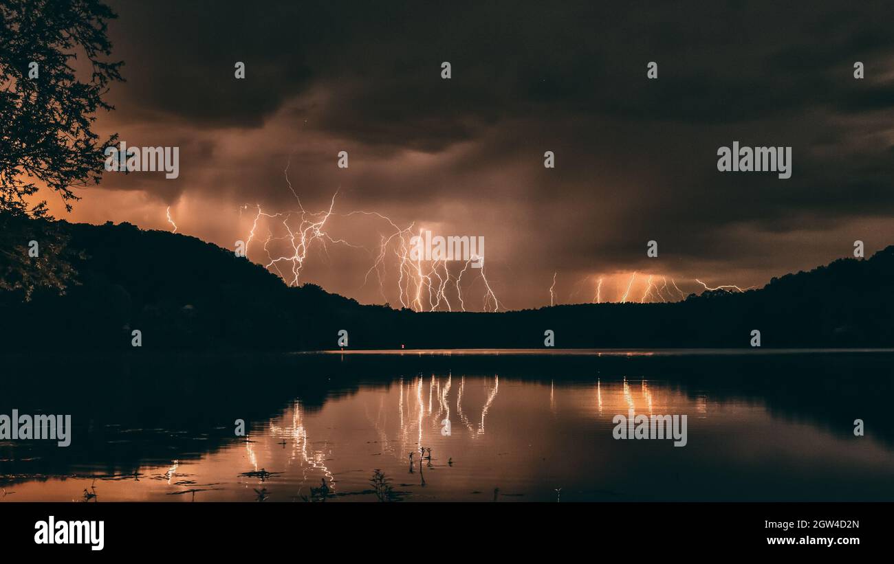Lakeside lightning hi-res stock photography and images - Alamy