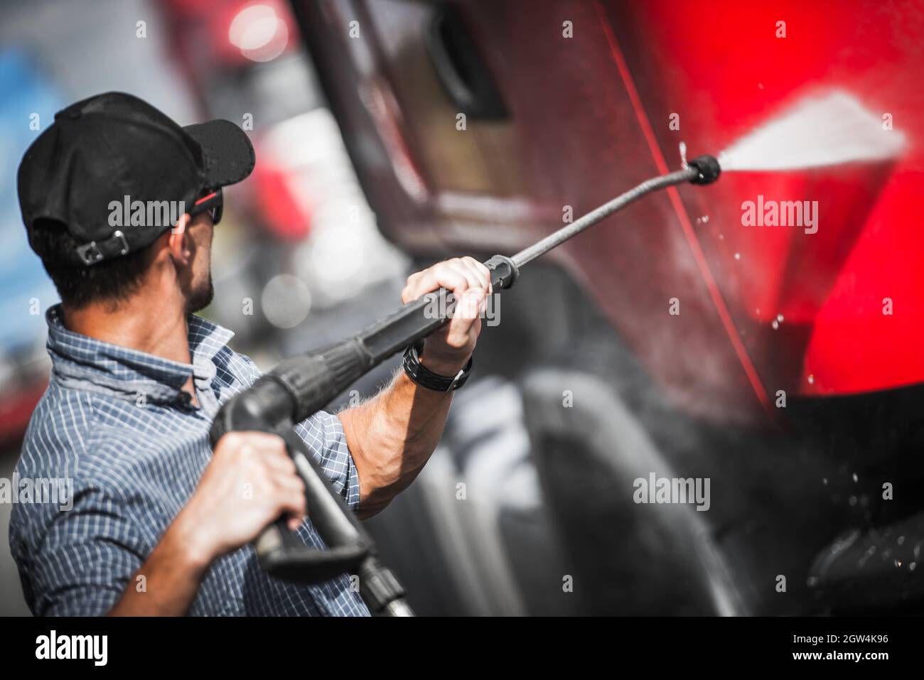 Man washing semi truck hi-res stock photography and images - Alamy