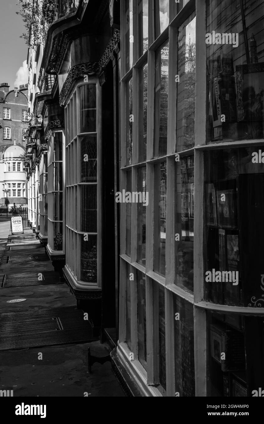 Empty london street alley hi-res stock photography and images - Alamy