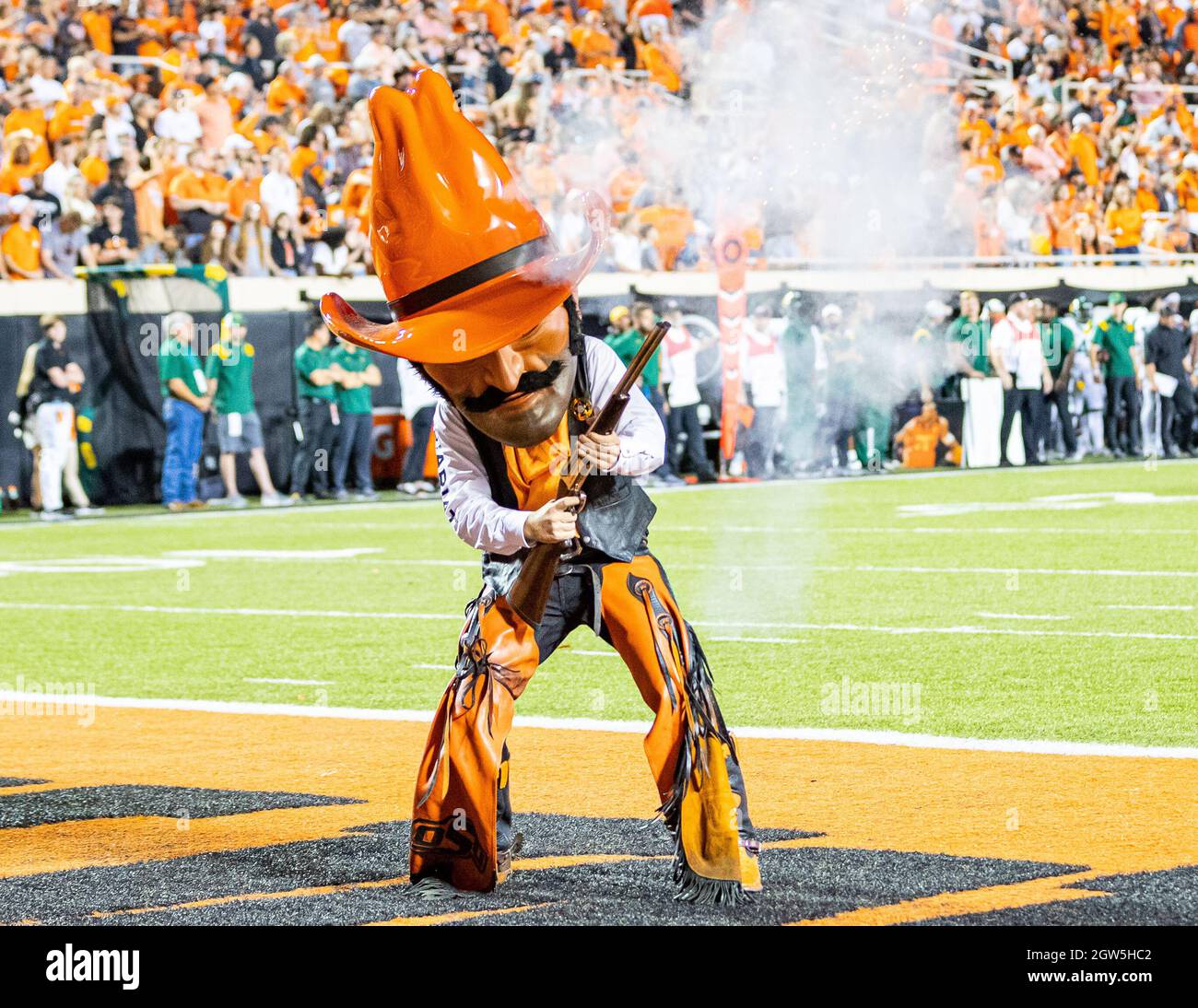 Stillwater, Oklahoma, USA. 2nd Oct, 2021. Pistol Pete rawls up the fans ...