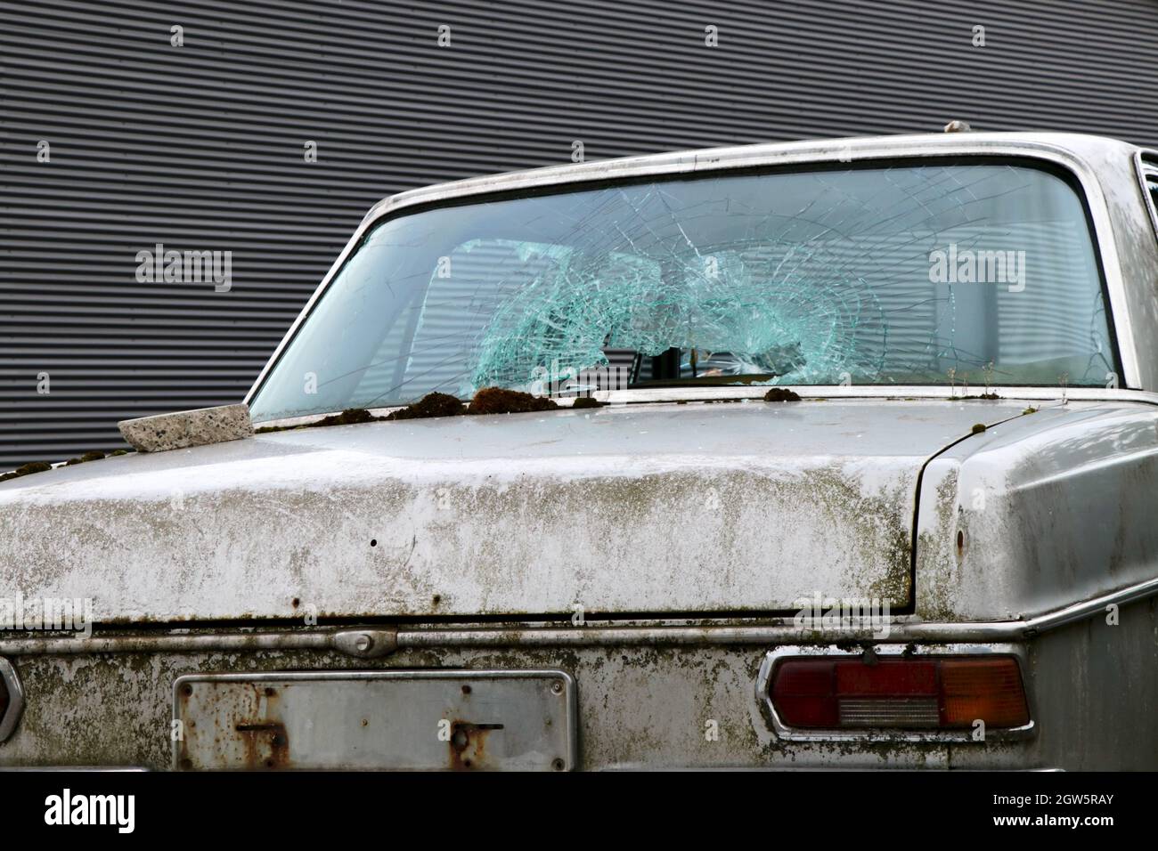 Old rusty mercedes benz hi-res stock photography and images - Alamy