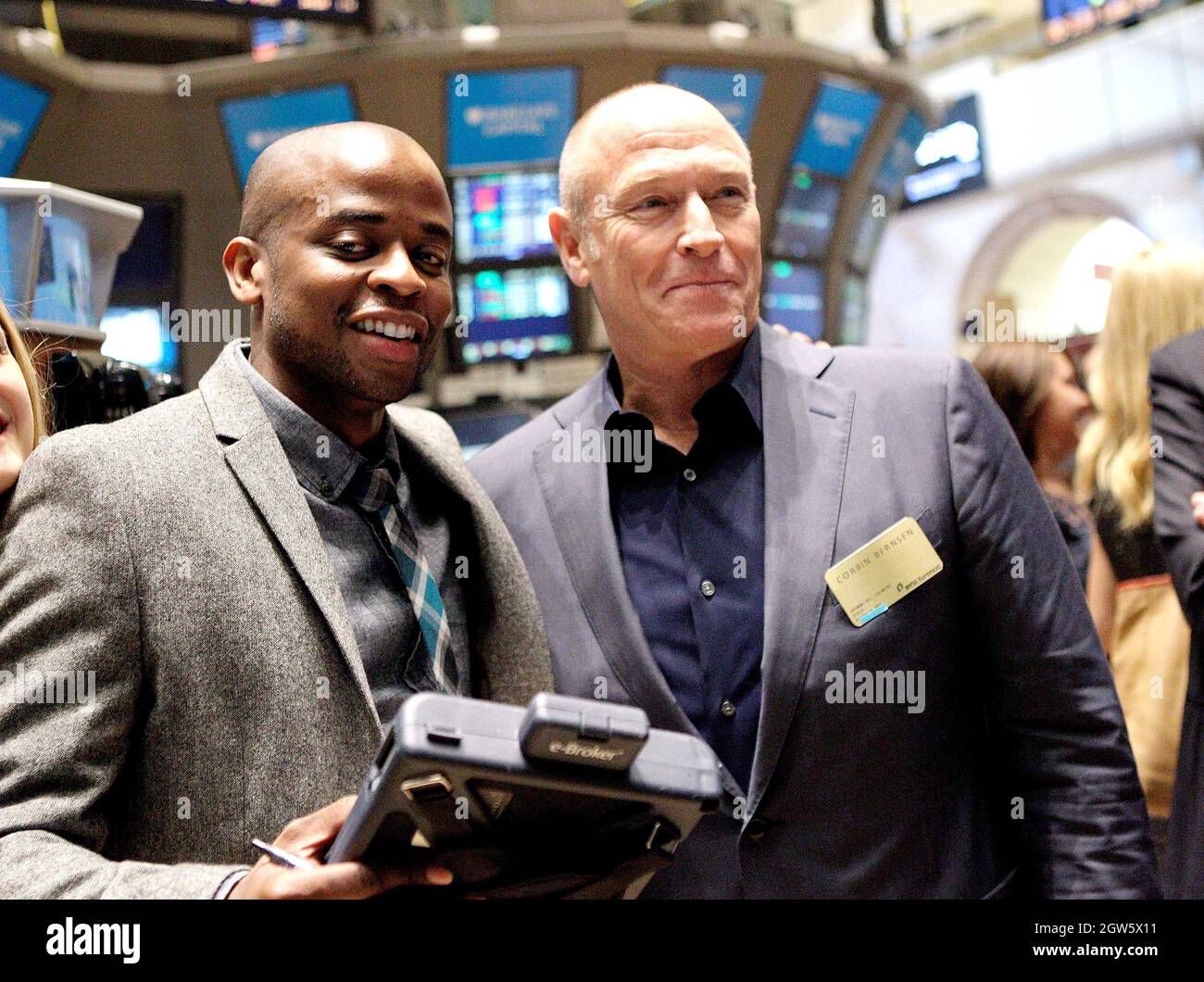 Corbin bernsen psych hi-res stock photography and images - Alamy