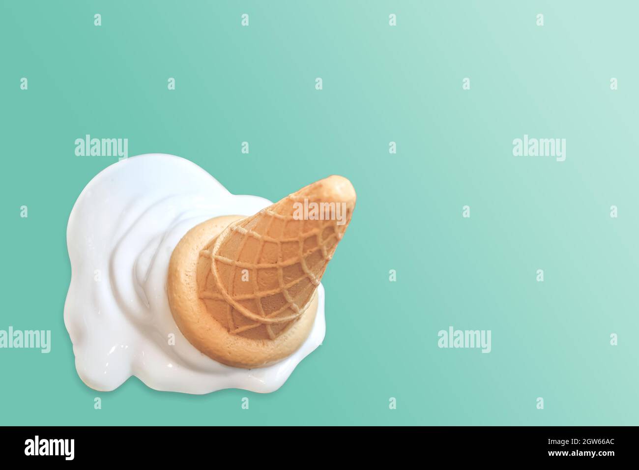 Fallen ice cream on the ground hi-res stock photography and images - Alamy