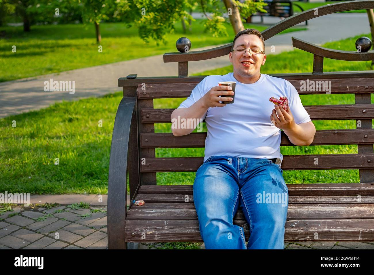Fat man sitting park hi-res stock photography and images - Alamy