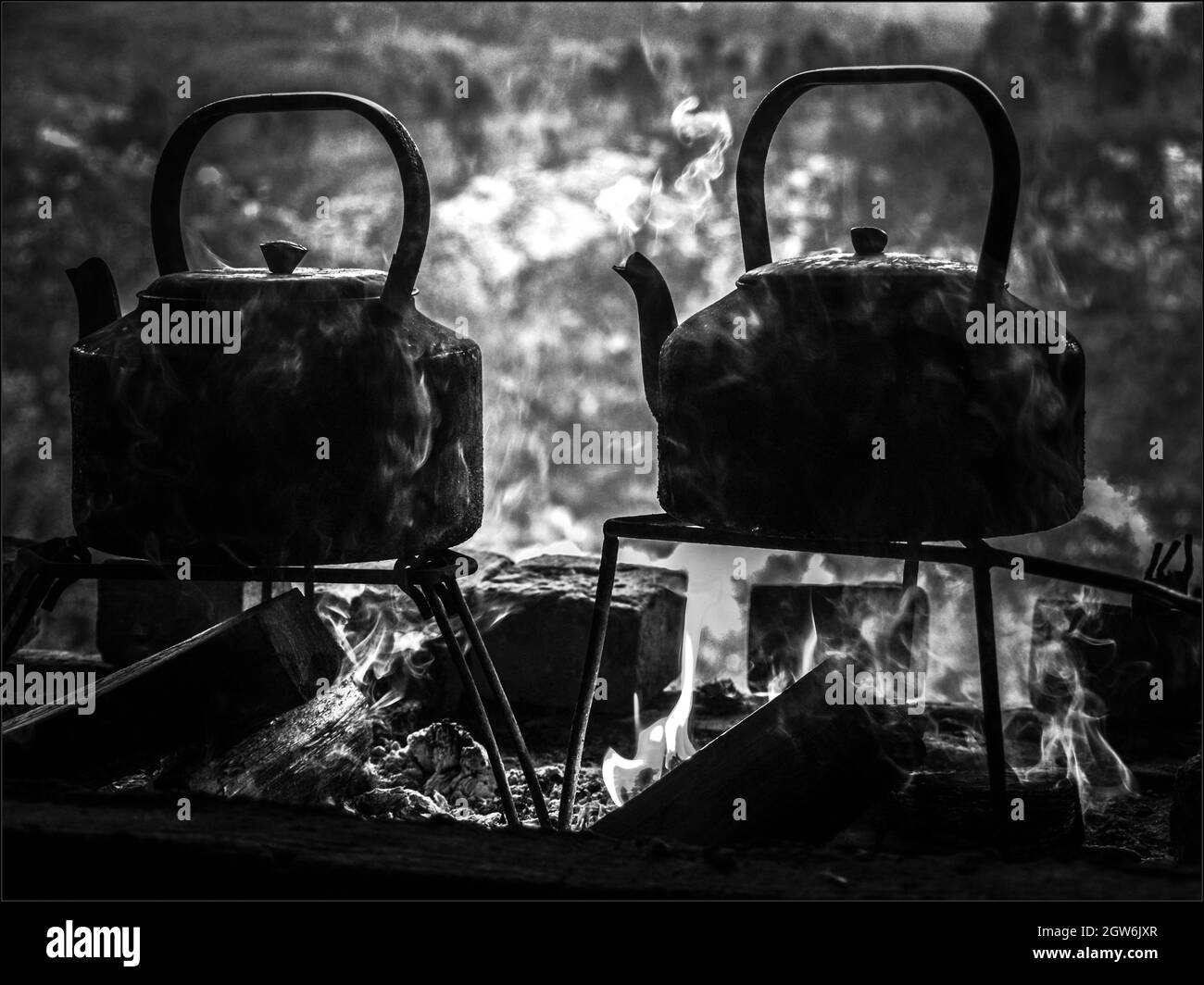Black kettle open fire hi-res stock photography and images - Alamy