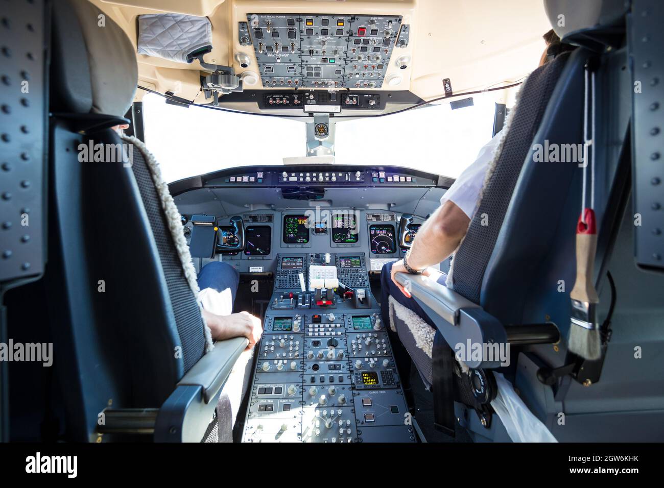 Business jet cockpit pilots hi-res stock photography and images - Alamy