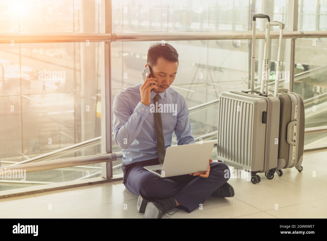 Businessman airport thailand hi-res stock photography and images - Alamy