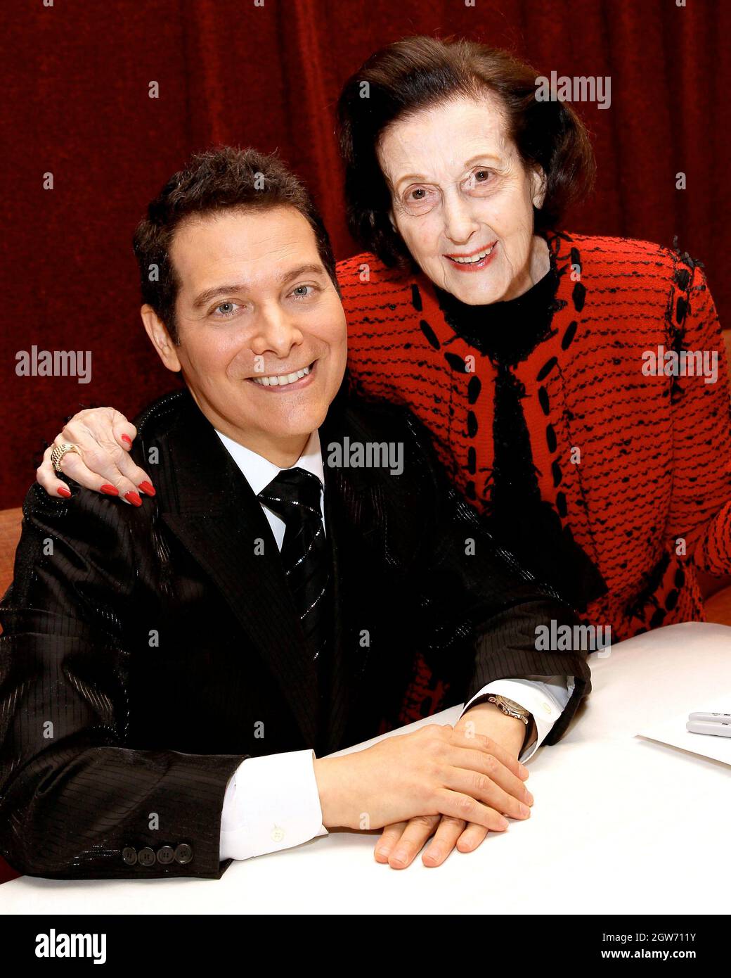 L poses backstage hi-res stock photography and images - Alamy