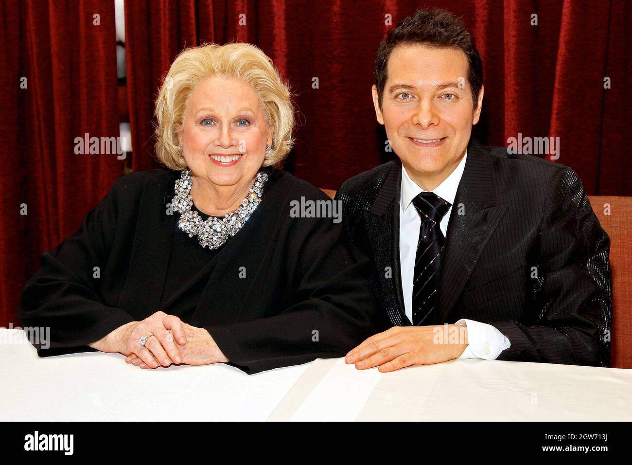 Michael feinstein pose backstage hi-res stock photography and images ...