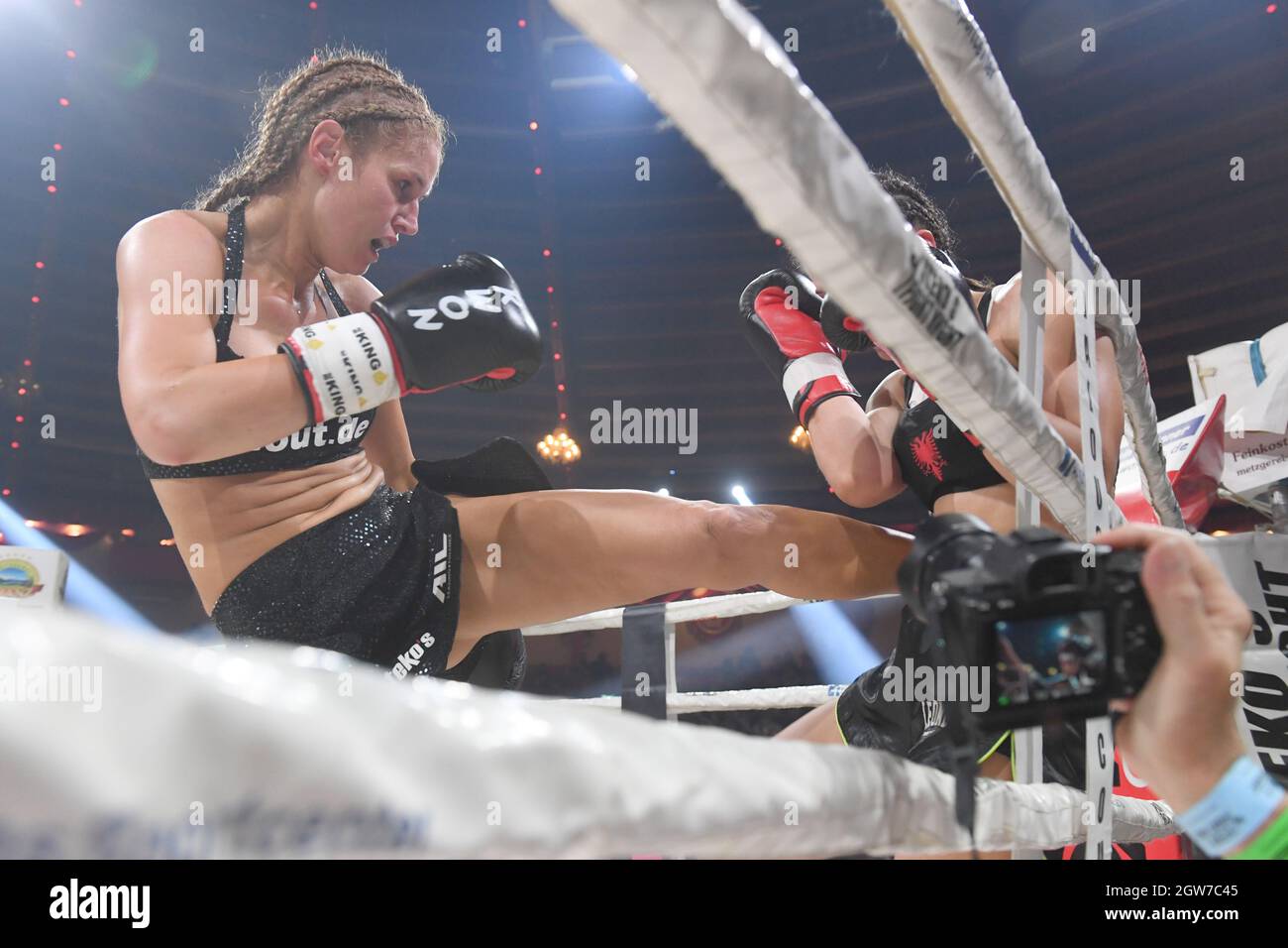 Munich, Germany. 02nd Oct, 2021. The kickboxers Marie Lang (l) and Ilda ...