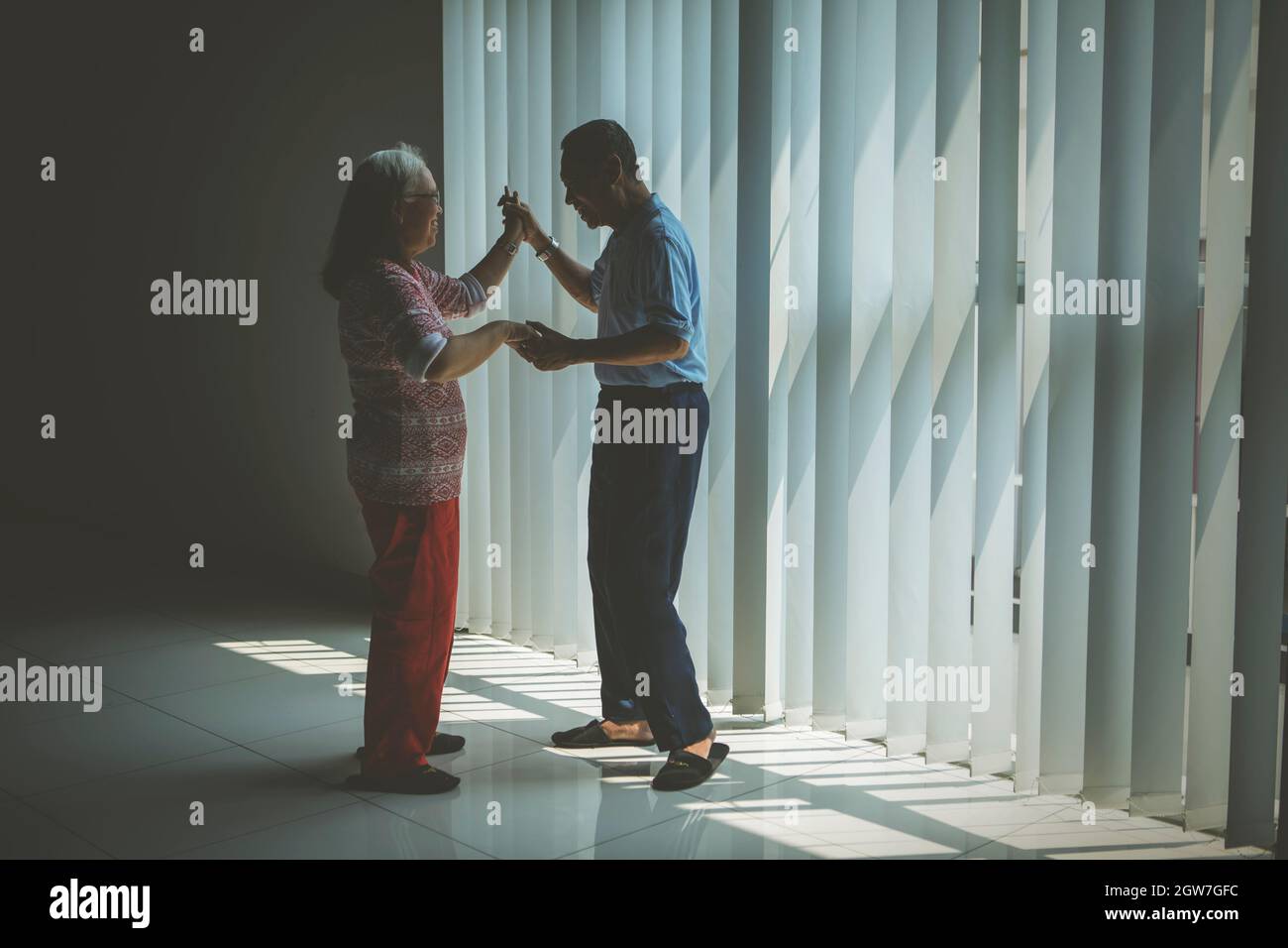 Indian dancing couple hi-res stock photography and images - Alamy