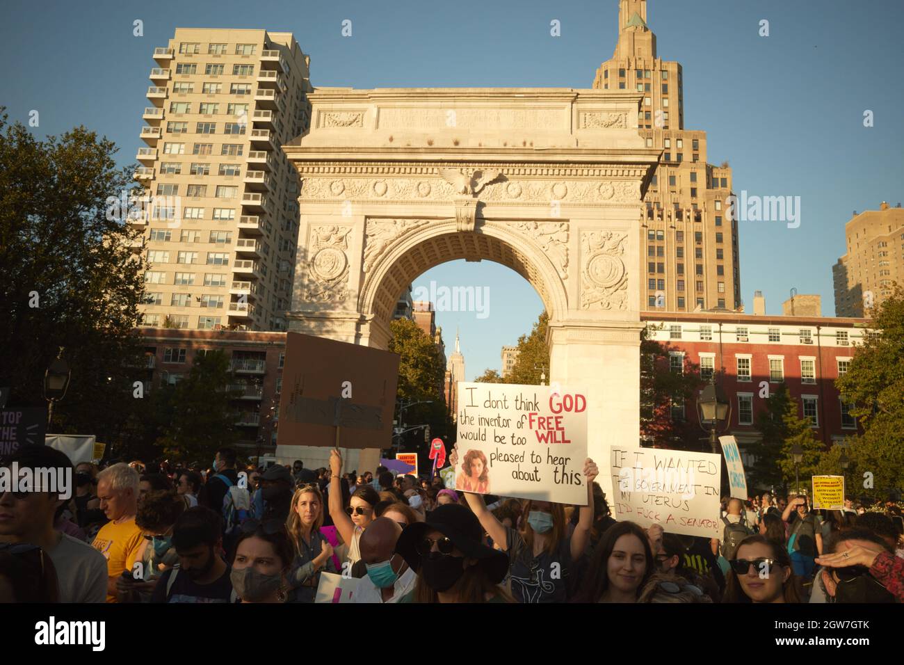 New York, New York, USA. 1st Oct, 2021. Thousands gather for ...