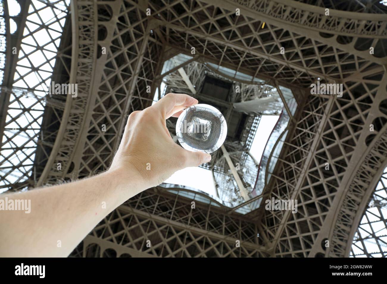 Eiffel tower perspective holding hi-res stock photography and images ...