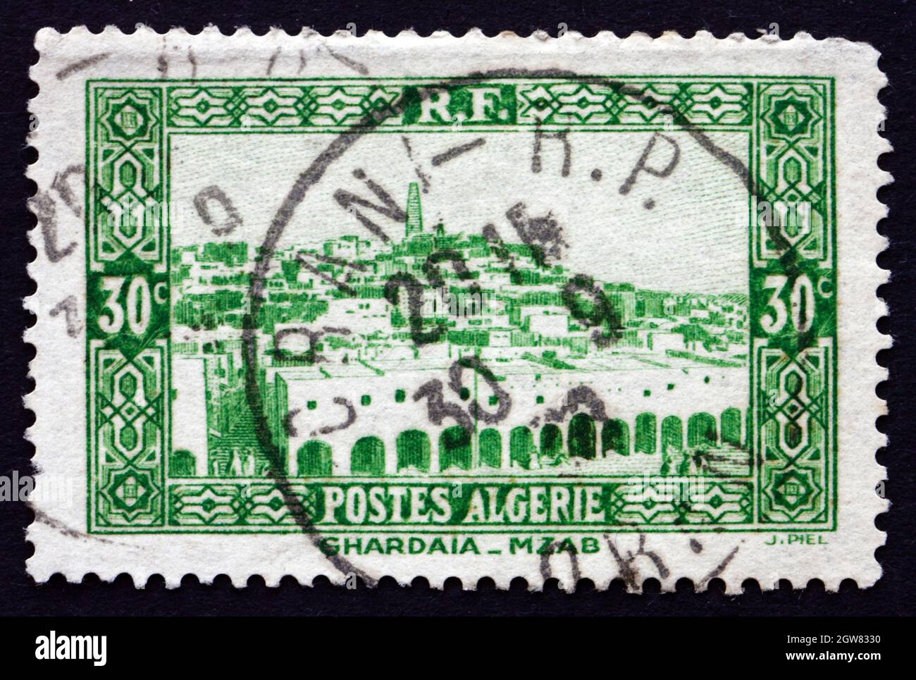 Algerian postage stamp algeria hi-res stock photography and images - Alamy