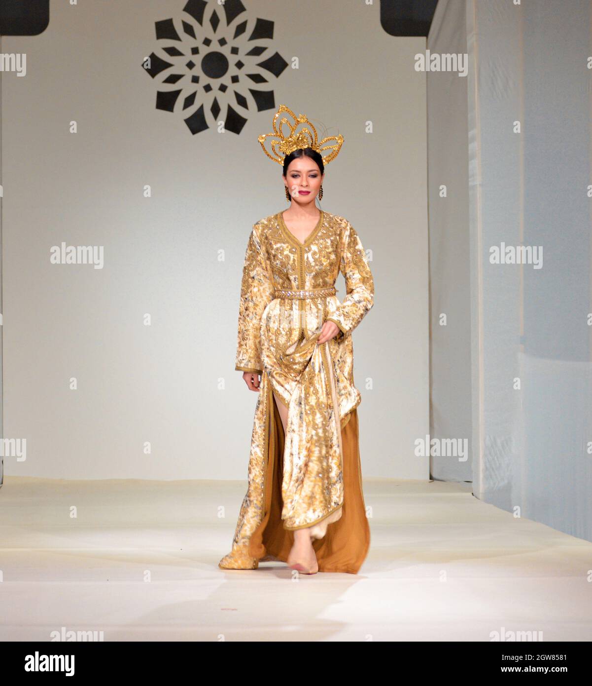 Fashion ramp model hi-res stock photography and images - Alamy