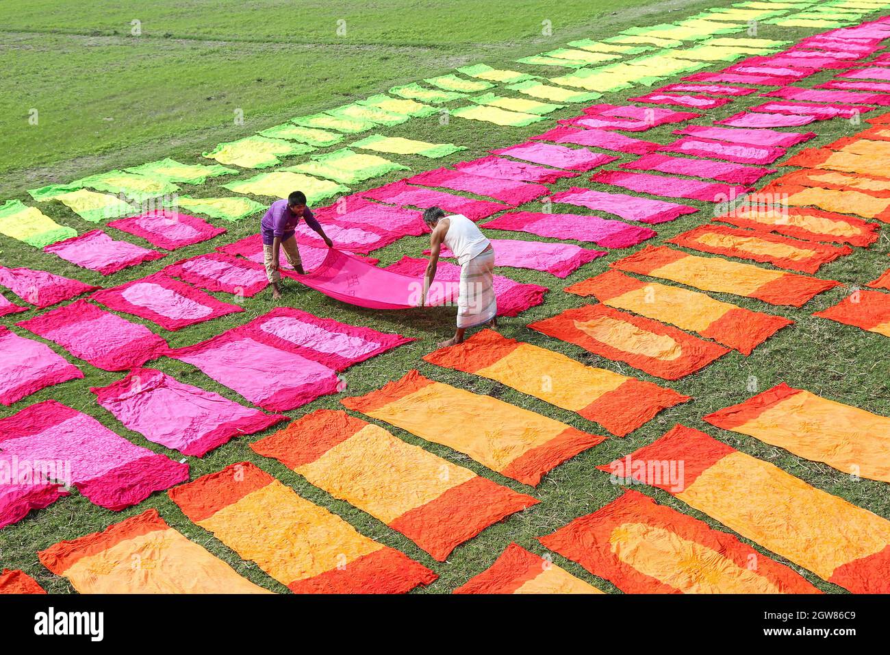 Drying yarn weaving fabric hi-res stock photography and images - Alamy