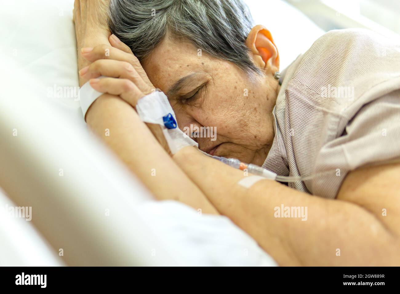 Sad senior women bed hi-res stock photography and images - Alamy