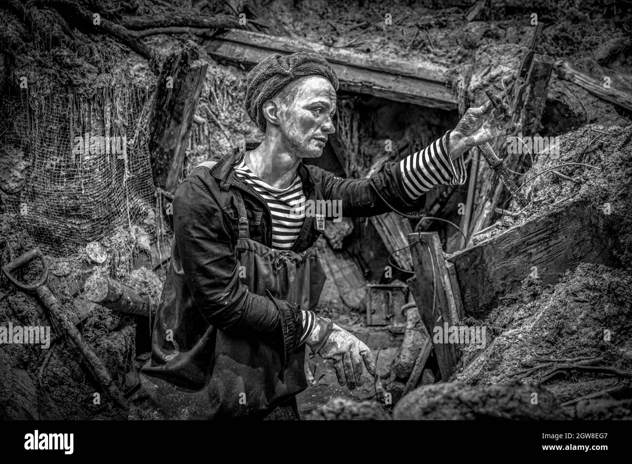 Black man digging with spade Black and White Stock Photos & Images - Alamy