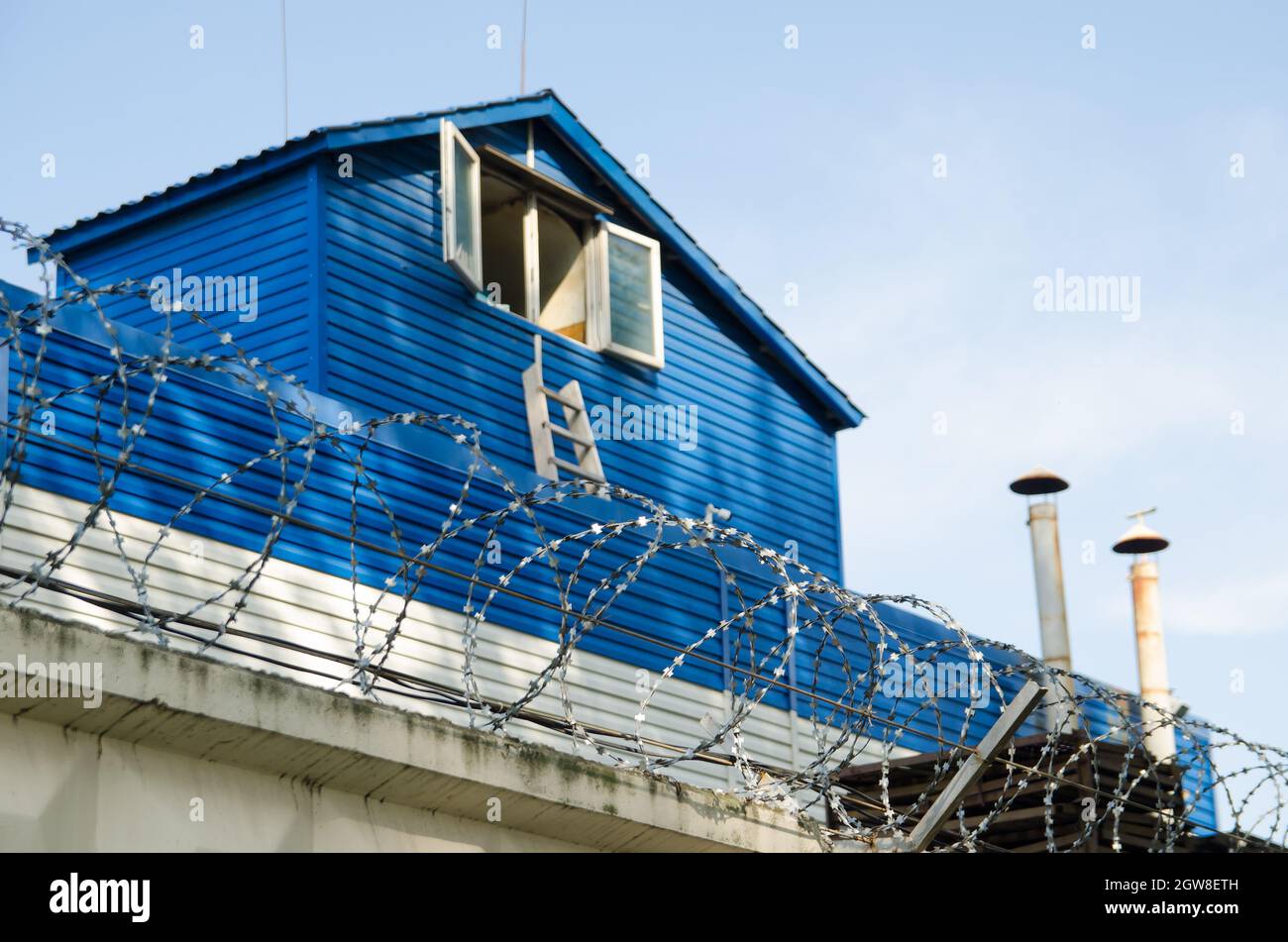 Rooftop barbed wire hi-res stock photography and images - Alamy