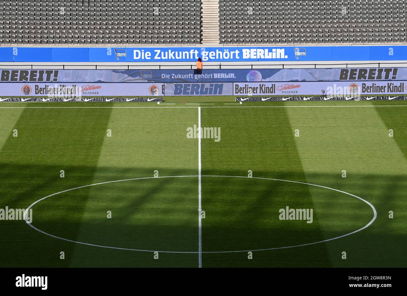 Perimeter advertising stadium hi-res stock photography and images - Alamy