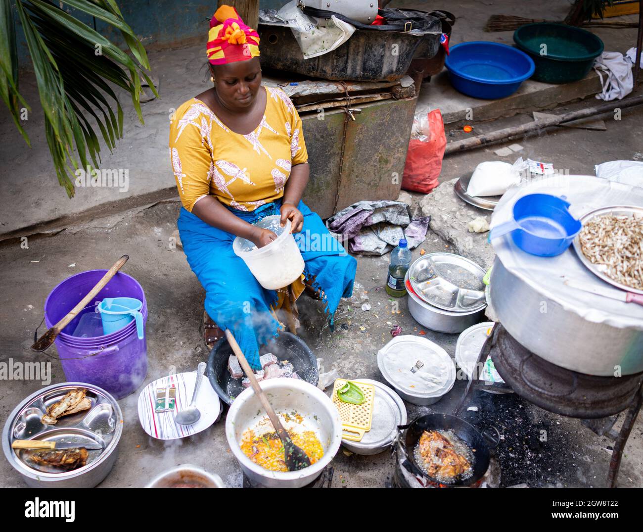 African woman cooking traditional food at street Stock Photo - Alamy