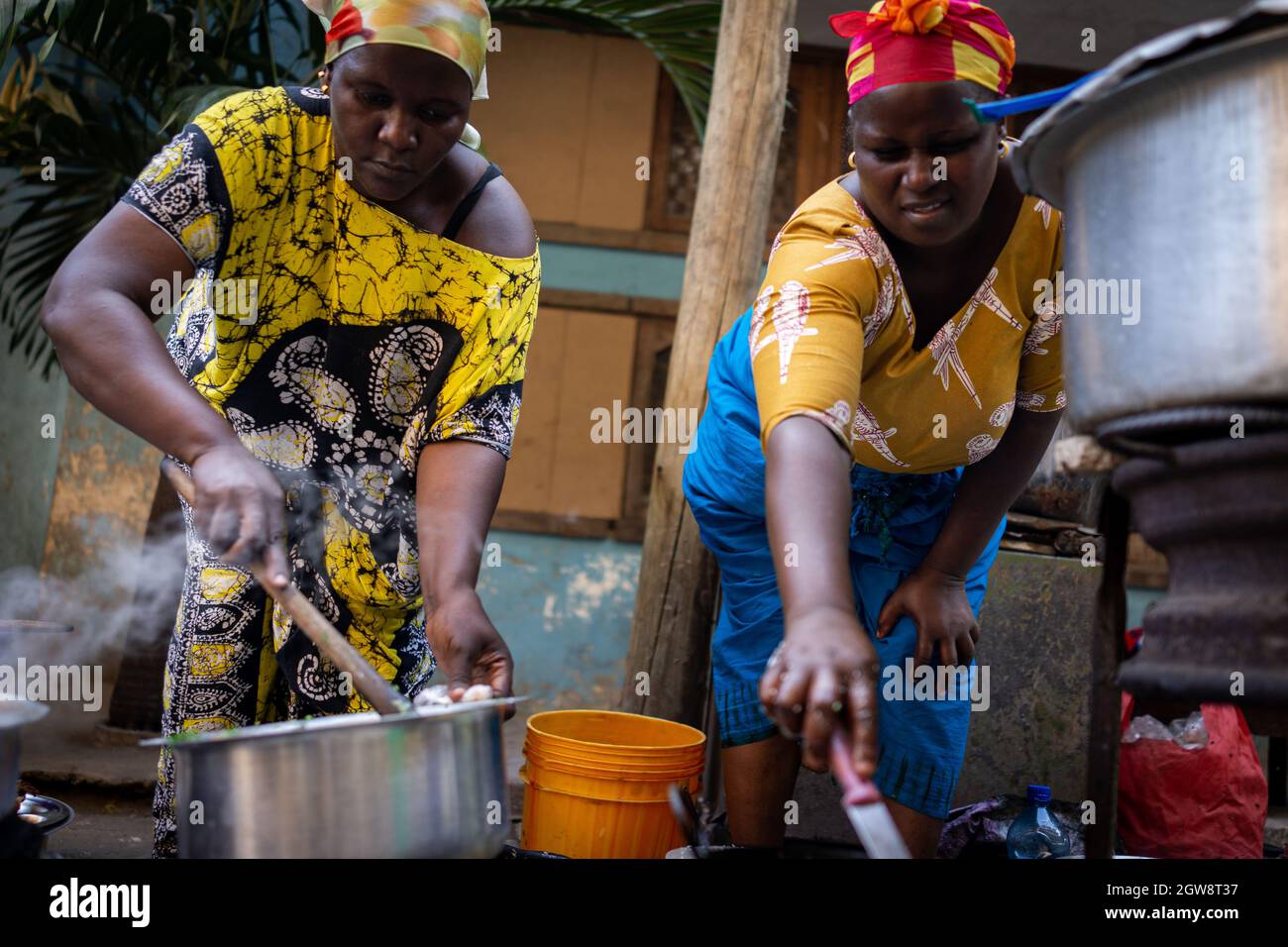 African woman cooking traditional food at street Stock Photo - Alamy
