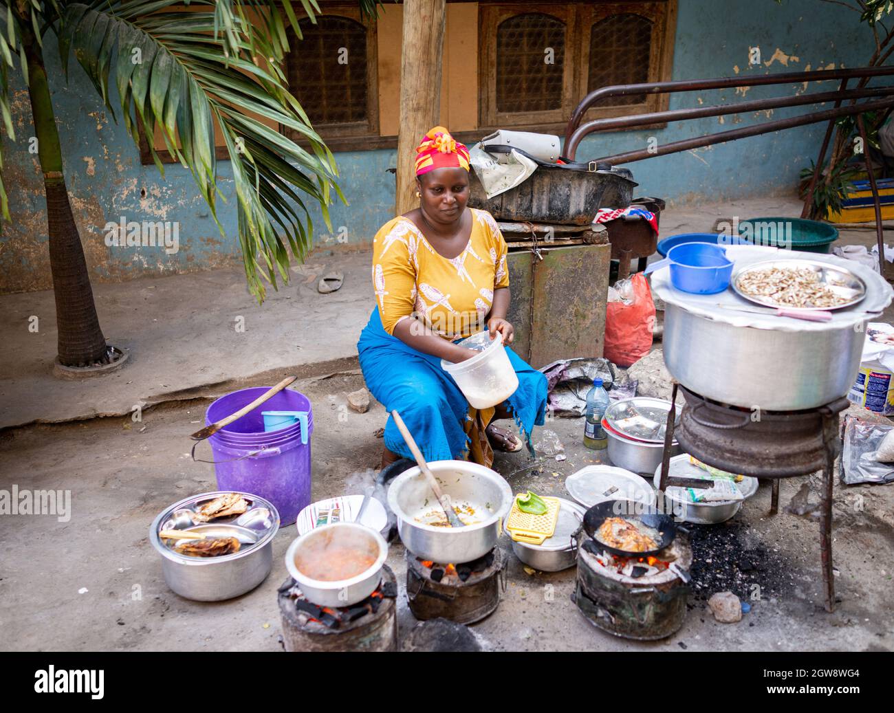 African woman cooking traditional food at street Stock Photo - Alamy