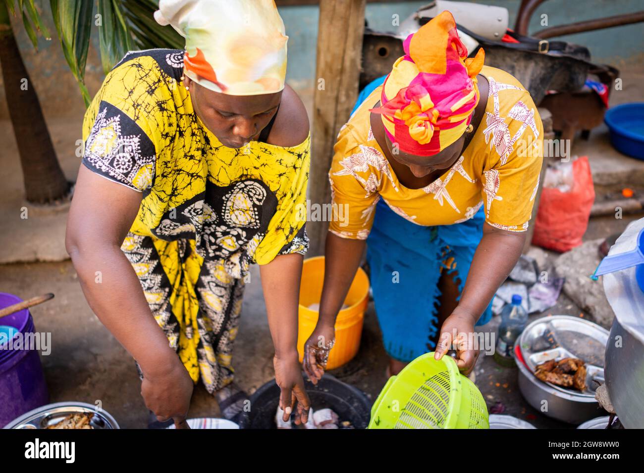 African woman cooking traditional food at street Stock Photo - Alamy