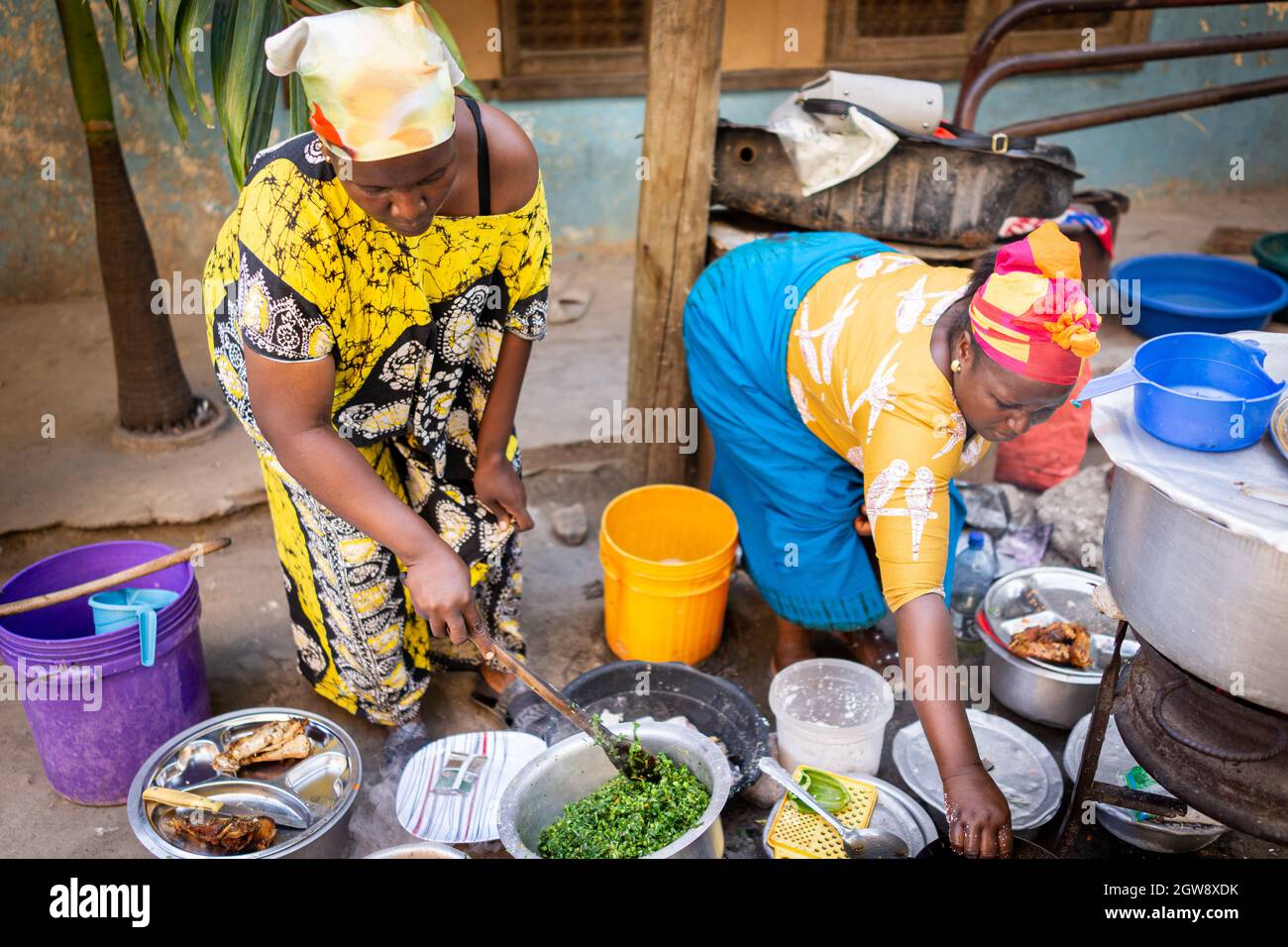 African woman cooking traditional food at street Stock Photo - Alamy