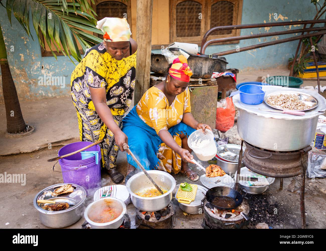 African woman cooking traditional food hi-res stock photography and ...