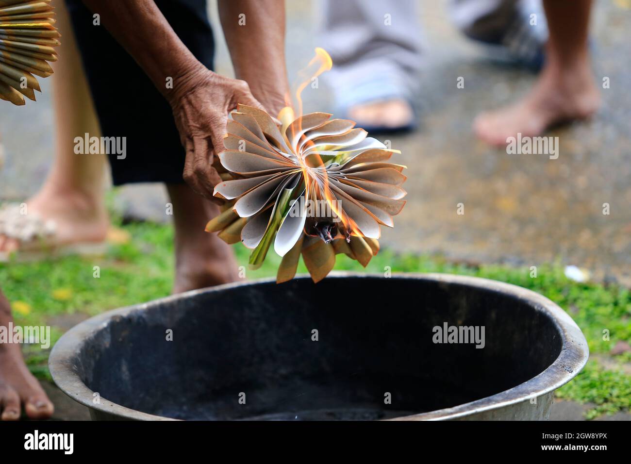 Chinese burning paper funeral hi-res stock photography and images - Alamy