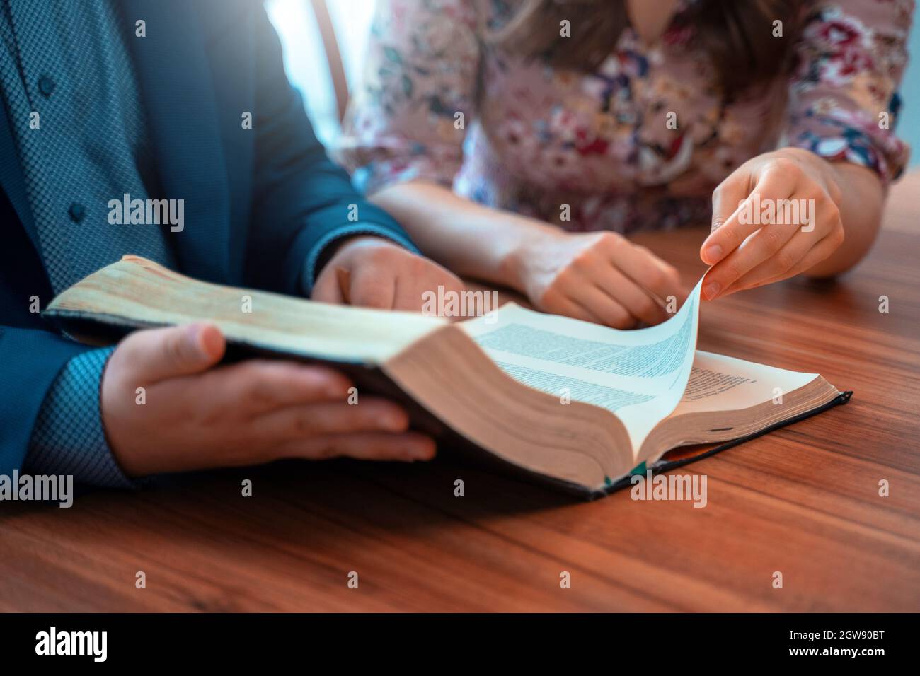Group reading bible hi-res stock photography and images - Alamy
