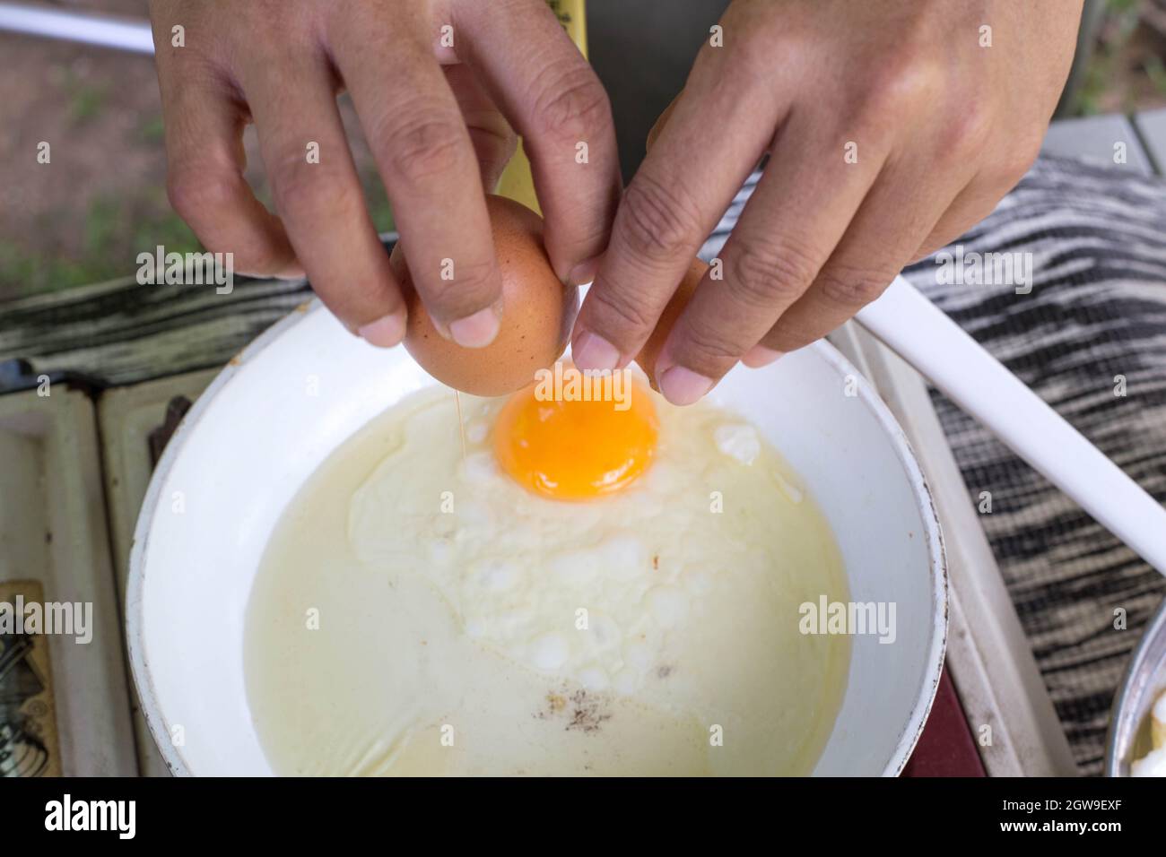 Cracking egg with one hand hi-res stock photography and images - Alamy