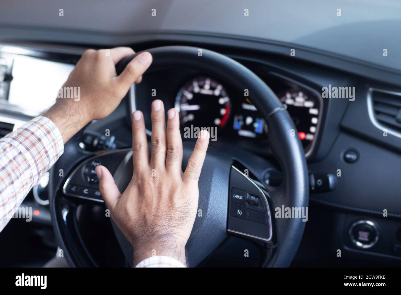 Honking horn hi-res stock photography and images - Alamy