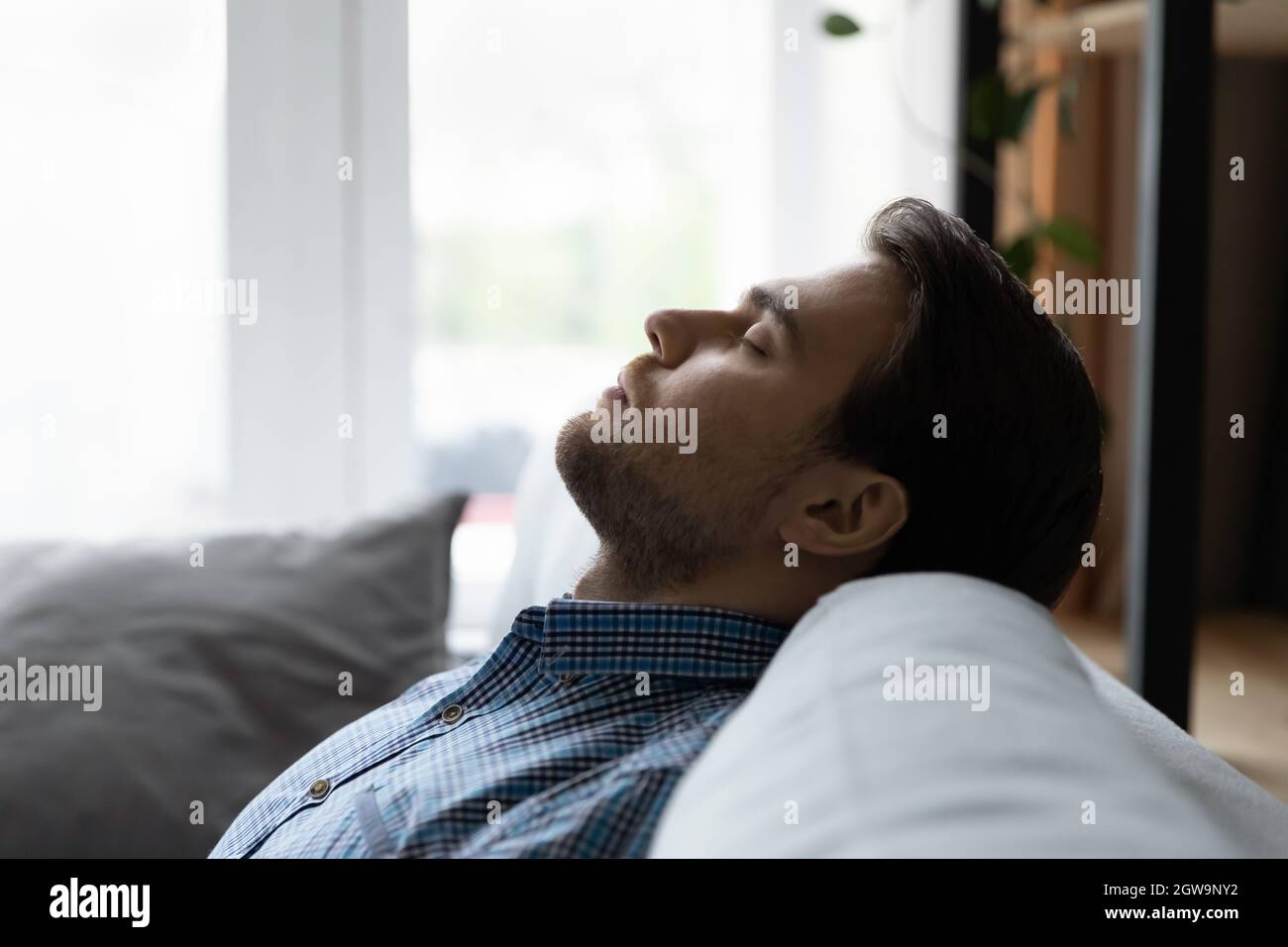 Man back profile hi-res stock photography and images - Alamy