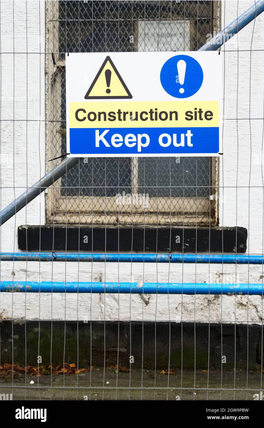 Keep out construction in progress site sign on fence Stock Photo - Alamy