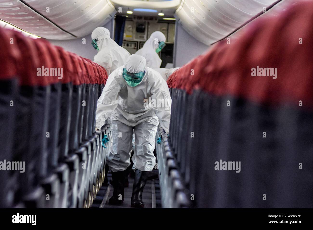 Airplane cleaning hi-res stock photography and images - Alamy