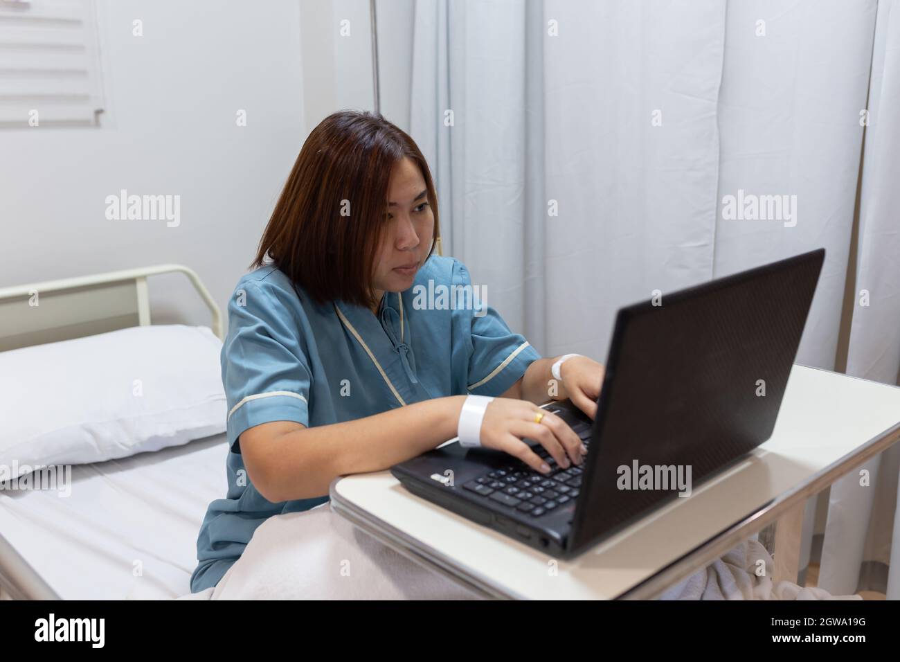 Hospital patient bed laptop typing hi-res stock photography and images ...