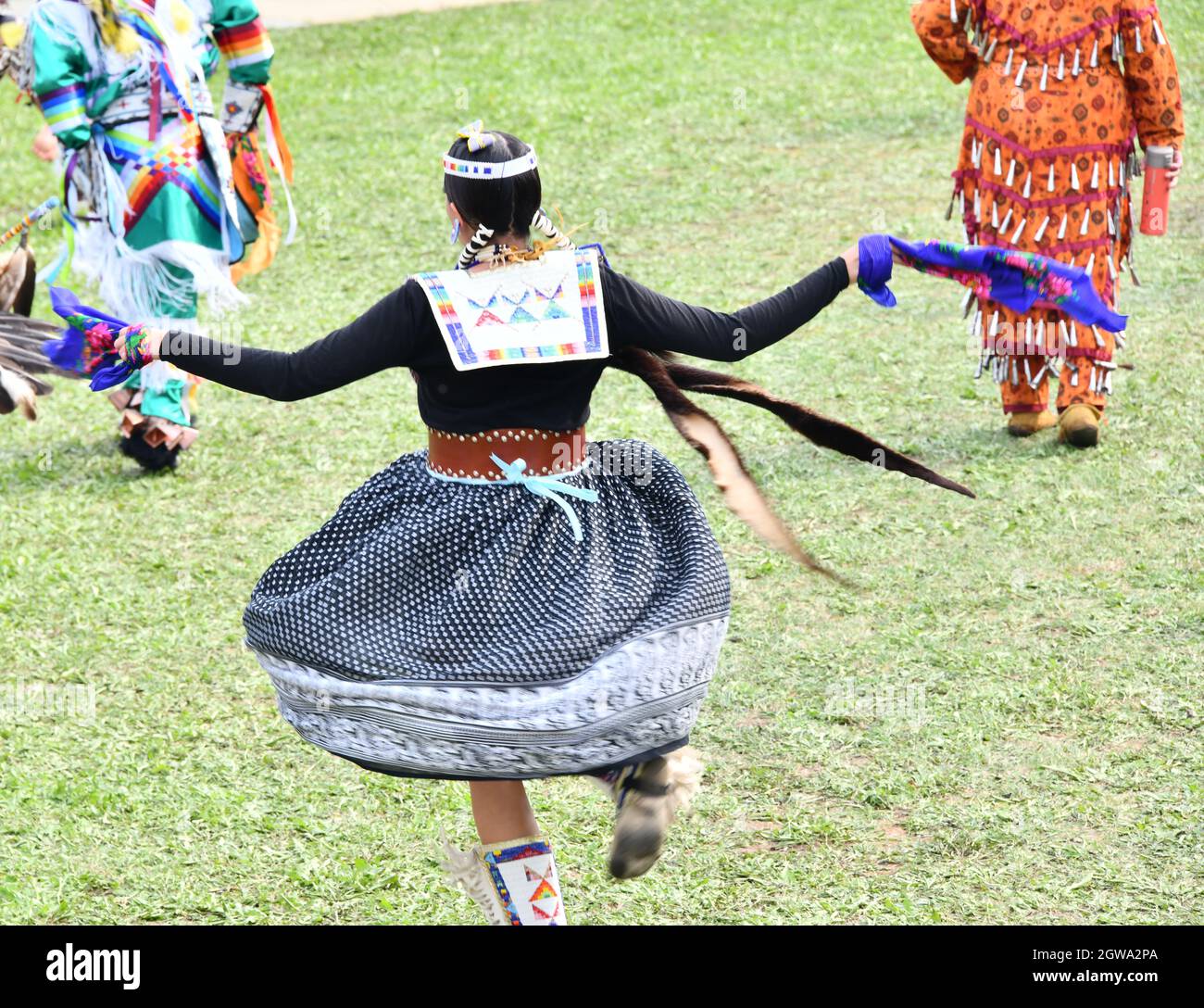 First nation female dancing hi-res stock photography and images - Alamy