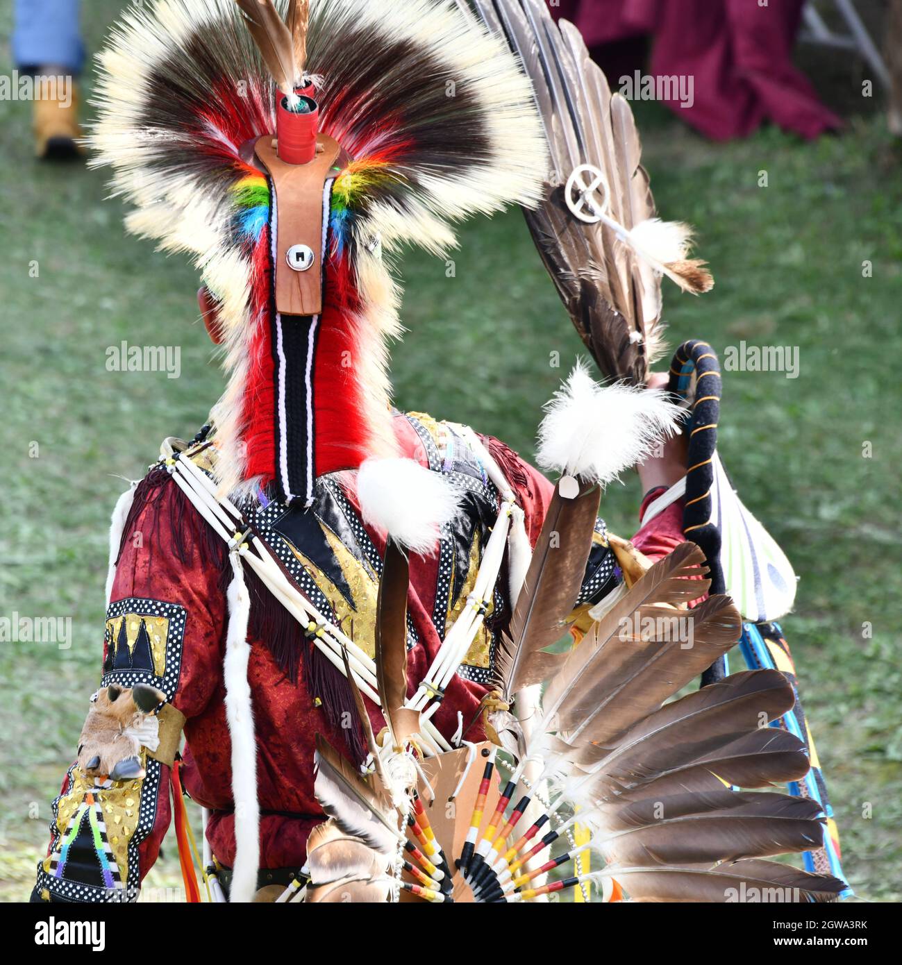 Male first nation dancers hi-res stock photography and images - Alamy
