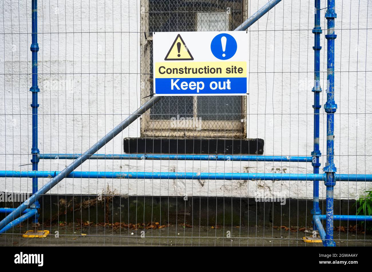 Keep out construction in progress site sign on fence Stock Photo - Alamy