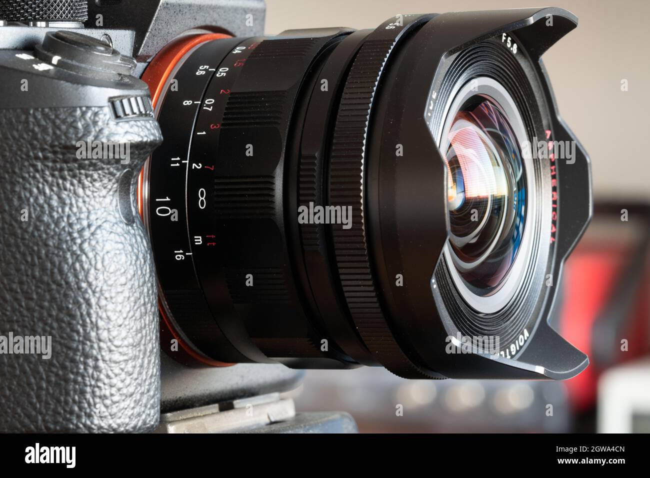 DSLR mirrorless camera with wide-angle lens Stock Photo - Alamy