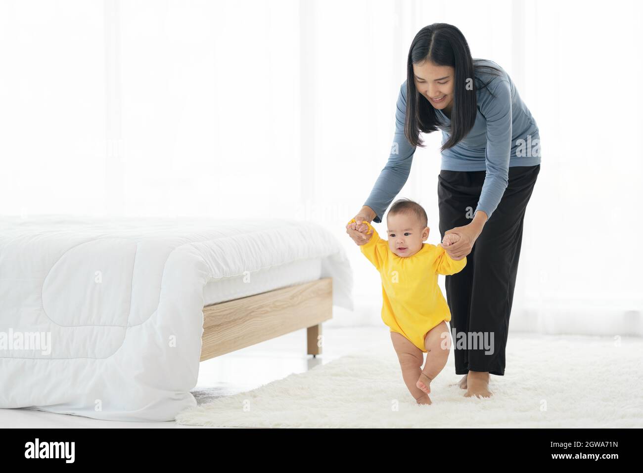 Baby takes her first steps hi-res stock photography and images - Alamy