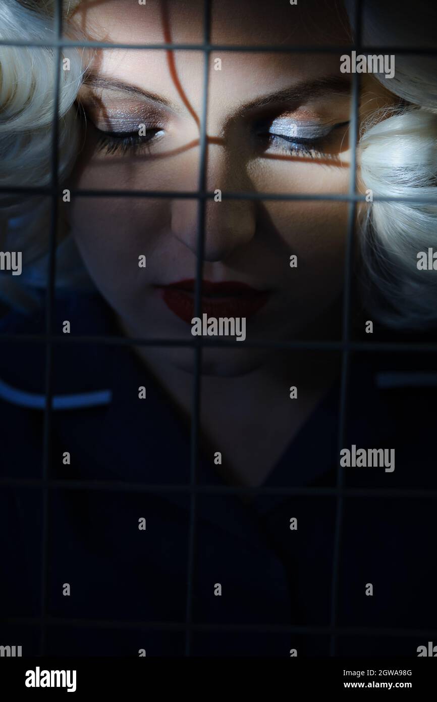 Woman looking behind scared hi-res stock photography and images - Alamy