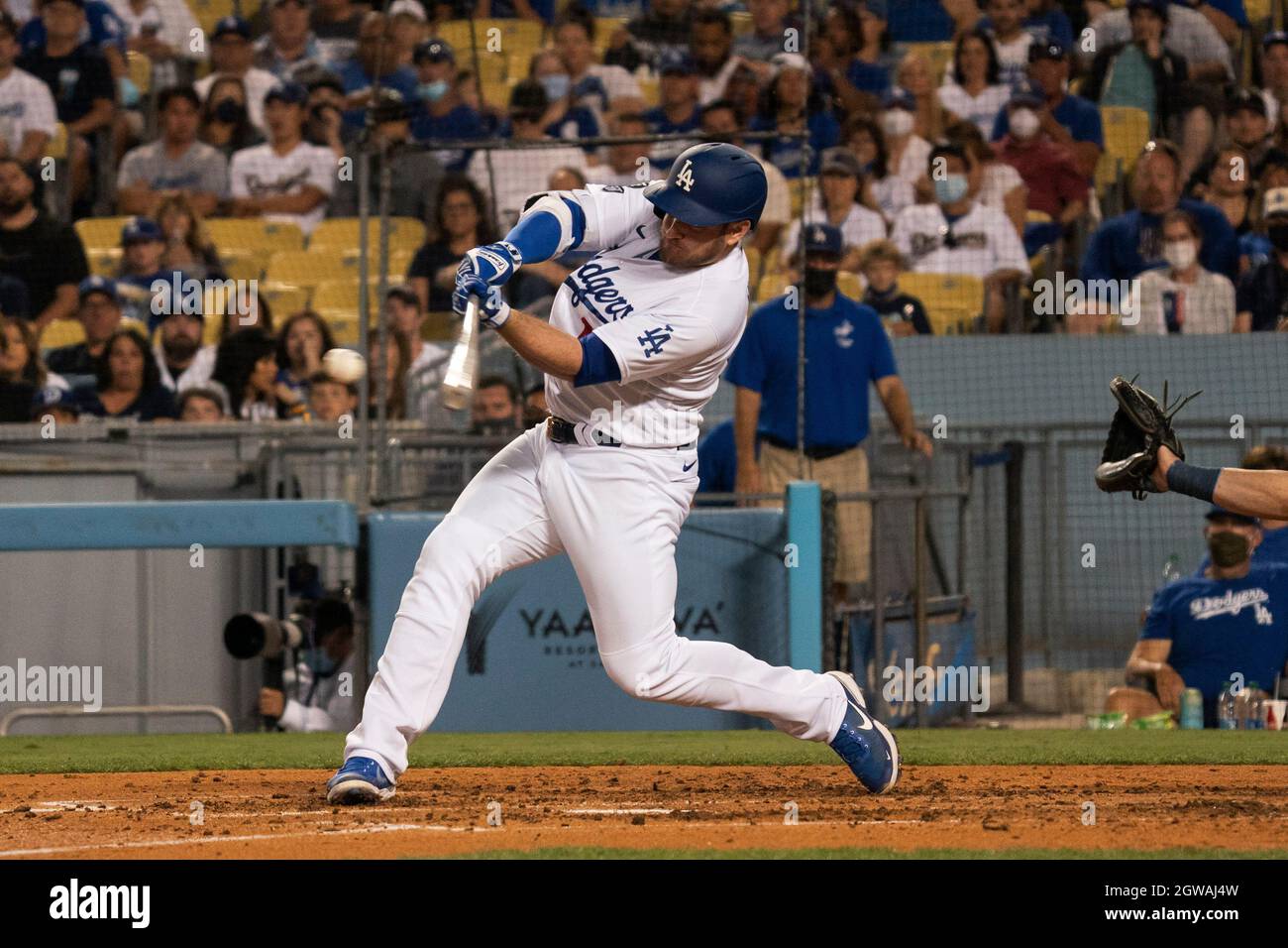 Los Angeles Dodgers first baseman Max Muncy (13) gets a base hit during ...